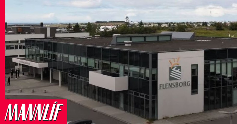 Unglingsstelpa handtekin á leið í próf